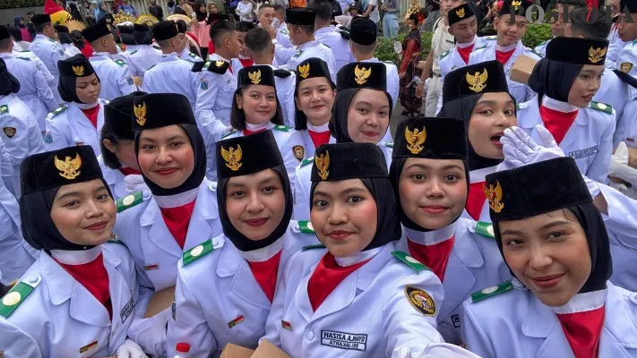 Kirab Bendera Merah Putih Ramaikan Hari Bebas Kendaraan Bermotor - poskota.co.id