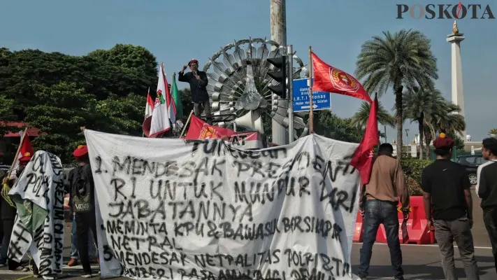 Aksi Mahasiswa Bakar Spanduk Bergambarkan Jokowi - poskota.co.id