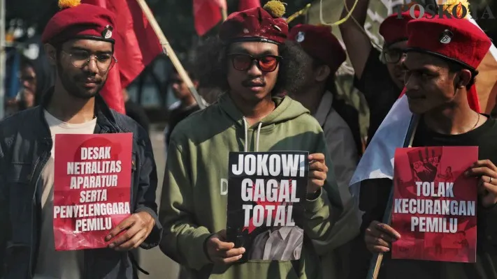 Aksi Mahasiswa Bakar Spanduk Bergambarkan Jokowi - poskota.co.id