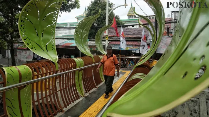 Melihat Jembatan Antar Kampung Balai Rakyat 1 Bertemakan Daun - poskota ...