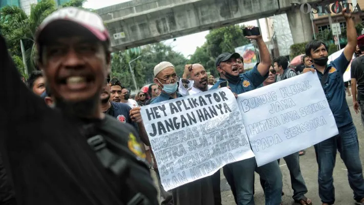 Pengemudi Taksi Online Tuntut Penyesuaian Tarif - poskota.co.id