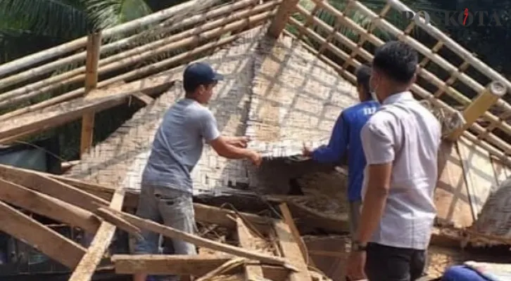 Rumahnya Roboh Dimakan Usia, Petani di Lebak Ini Kebingungan Cari ...