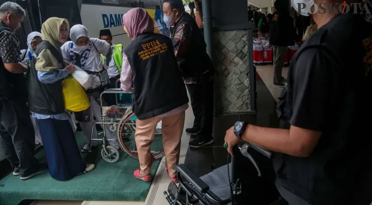 Tangis Haru Pecah Iringi Kepulangan 388 Jemaah di Asrama Haji - poskota.co.id
