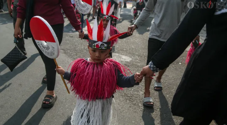 Pawai Nusantara Kemerdekaan HUT RI Ke-79 Semarakkan Sepanjang Jalan Kramat Raya - poskota.co.id
