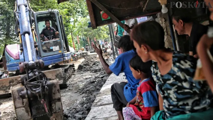 Imbas Molor Pengerjaan Pelebaran Saluran Air, Warga Keluhkan Jalan ...