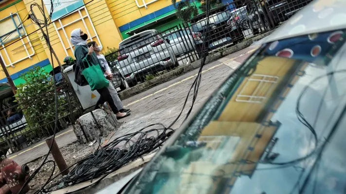 Kabel Utilitas Sembraut, Bahayakan Warga - poskota.co.id