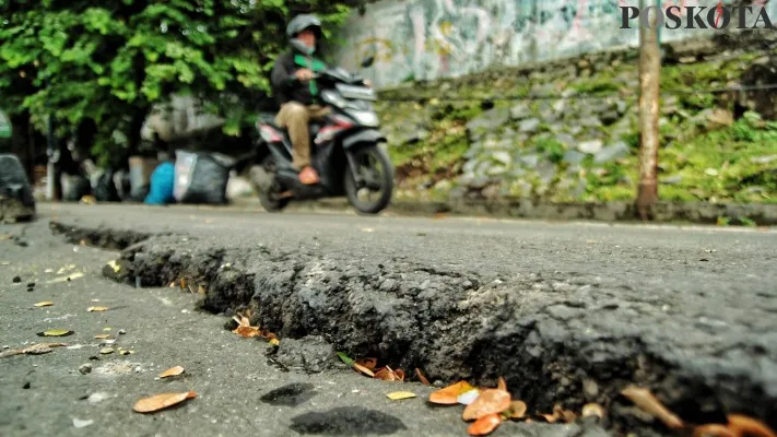 Jalan Inspeksi Kali Ciliwung Yang Ambles Tak Kunjung Diperbaiki ... Jalan Inspeksi Kali Ciliwung Yang Ambles Tak Kunjung Diperbaiki ...
