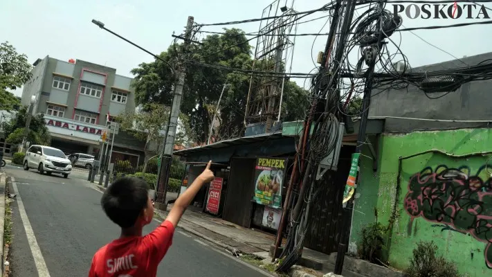 Kabel Semrawut di Cikini yang Merusak Estetika Kota dan Membahayakan ...