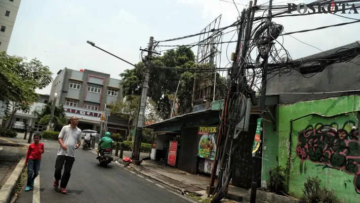 Kabel Semrawut di Cikini yang Merusak Estetika Kota dan Membahayakan ...