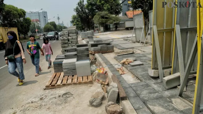 Tak Kunjung Rampung, Proyek Pendestrian Matraman Dikeluhkan Warga ...