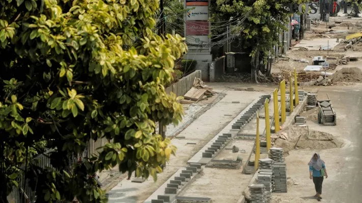 Tak Kunjung Rampung, Proyek Pendestrian Matraman Dikeluhkan Warga ...
