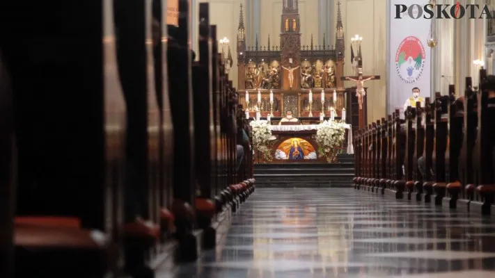 Misa Kenaikan Isa Almasih di Gereja Katedral Jakarta - poskota.co.id