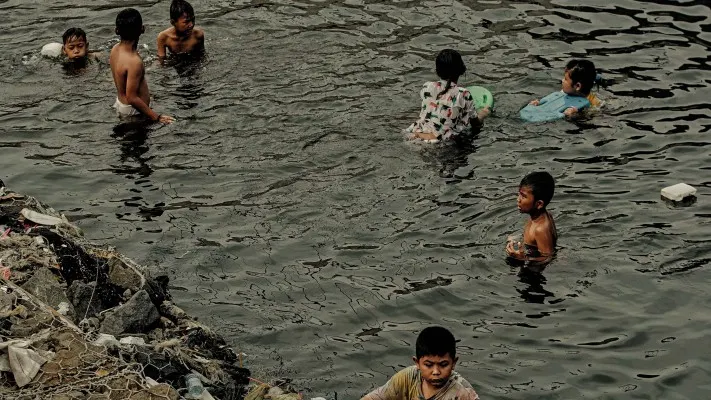 Ngabuburit Ala Anak Nelayan di Pesisir Utara Jakarta - poskota.co.id