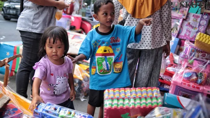 Penjualan Mainan Pasar Gembrong Menurun Drastis - poskota.co.id