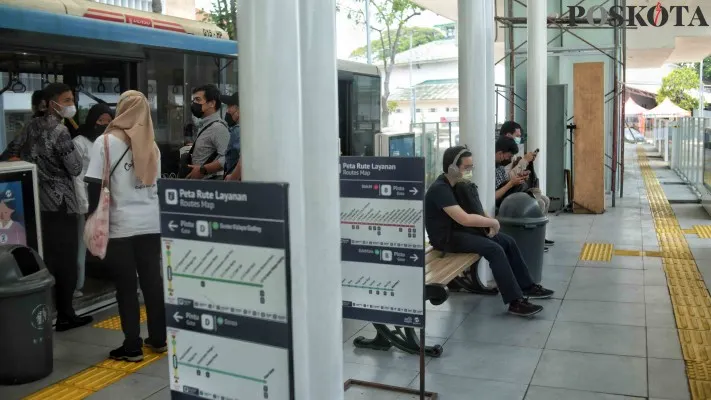 Revitalisasi Seratus Halte TransJakarta Ramah Disabilitas - poskota.co.id