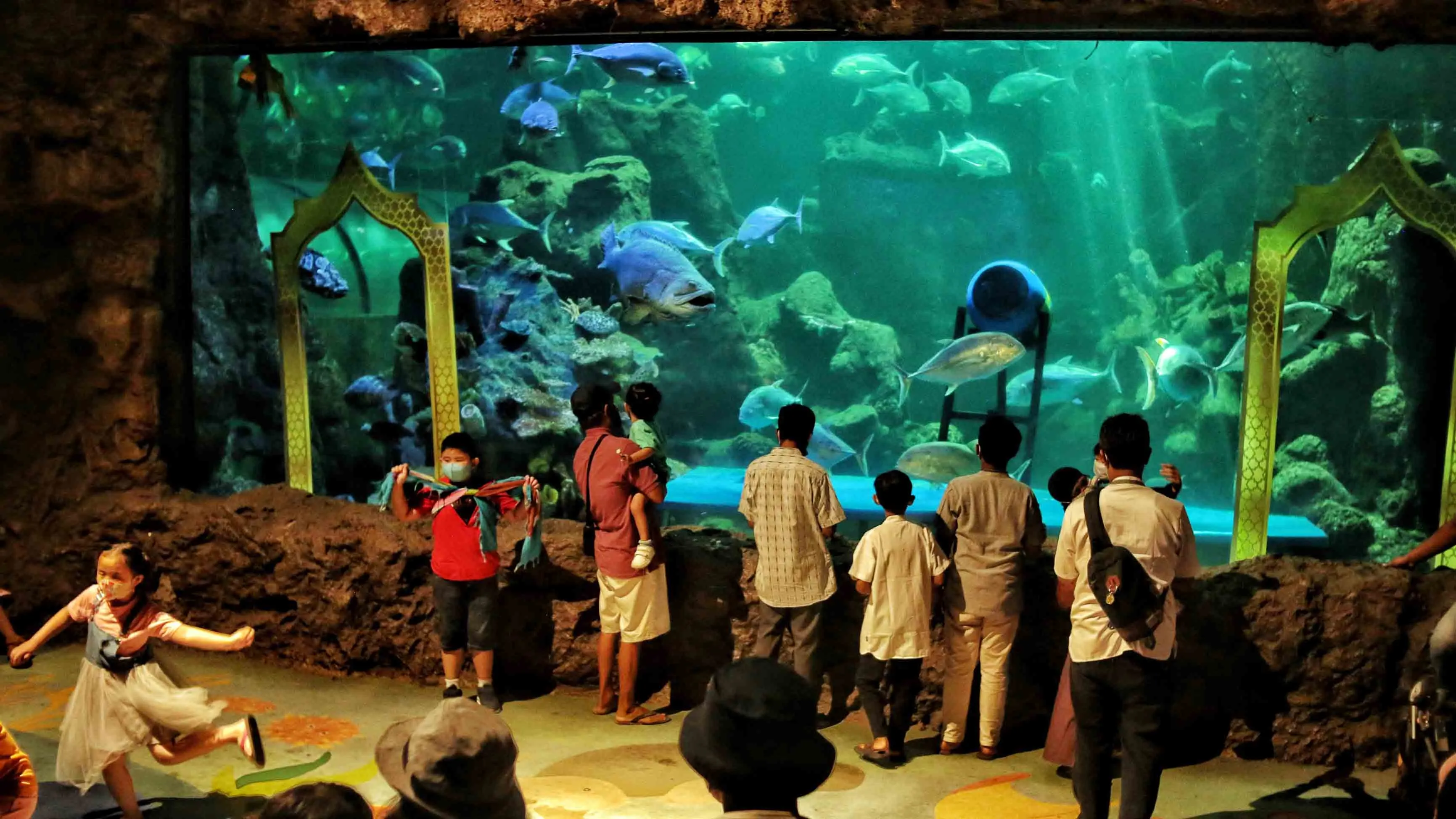 Nikmati Libur Lebaran, Warga Serbu Seaworld Ancol - poskota.co.id