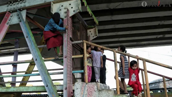 Warga Keluhkan JPO Kali Ciliwung Ditutup - poskota.co.id