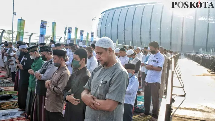 Warga Padati Stadion JIS Saat Shalat Idul Fitri - poskota.co.id