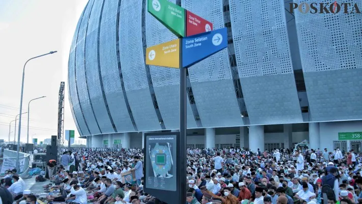 Warga Padati Stadion JIS Saat Shalat Idul Fitri - poskota.co.id