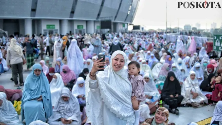 Warga Padati Stadion JIS Saat Shalat Idul Fitri - poskota.co.id